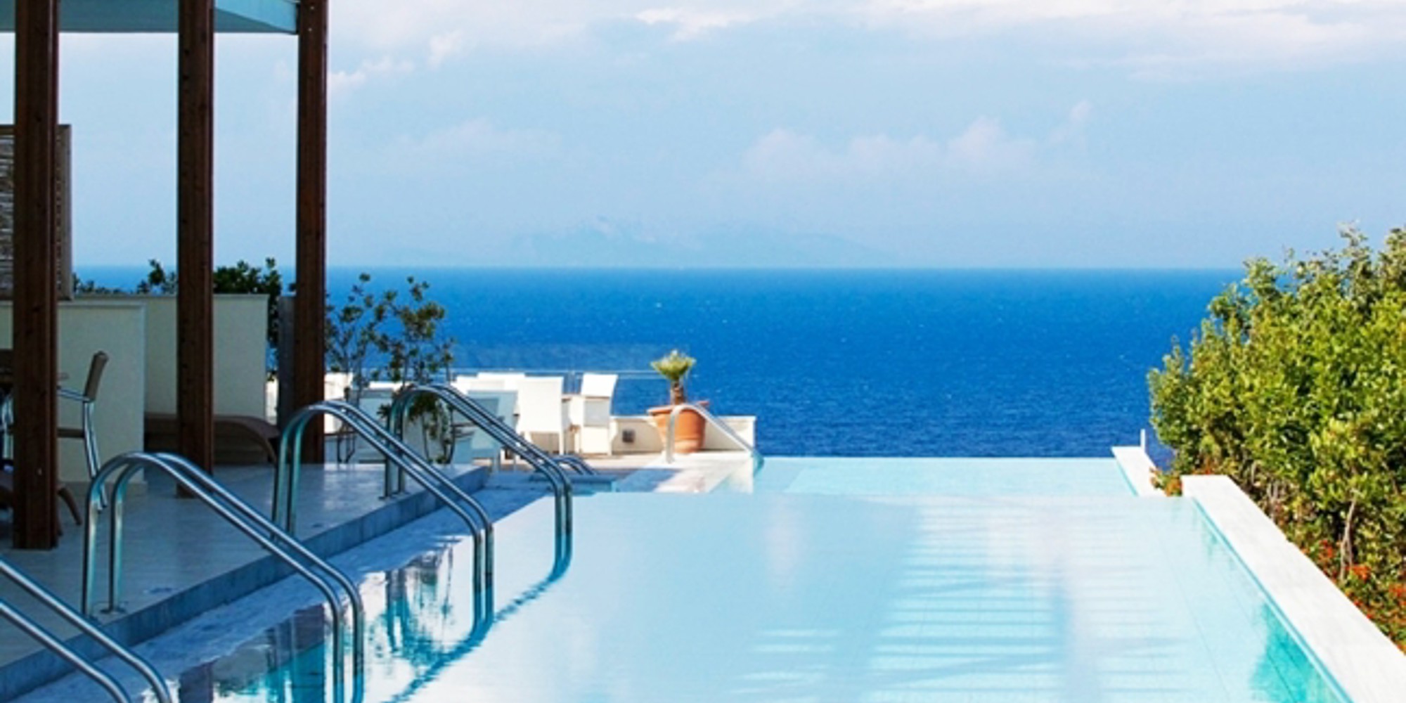 Luxury Hotels with infinity pools and swim up rooms 2022/23 | Olympic ...